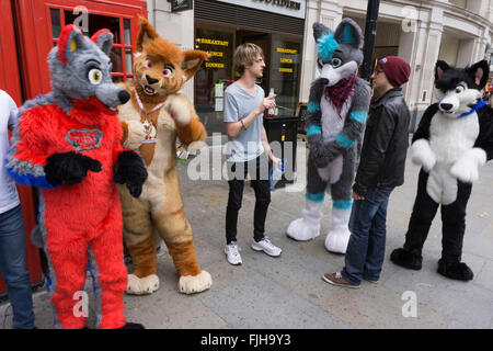 Furries treffen in London, UK. Die furry-Fandom ist eine Subkultur ...