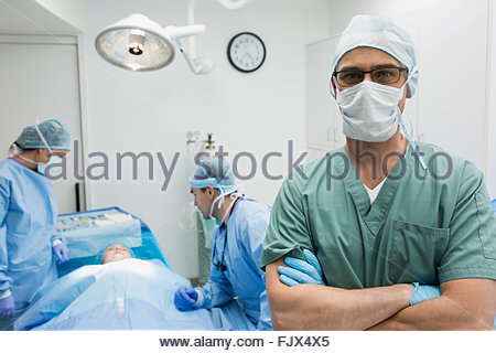 Im chirurgischen Op Chirurg Hände das geöffnete Herz Verfahren ...