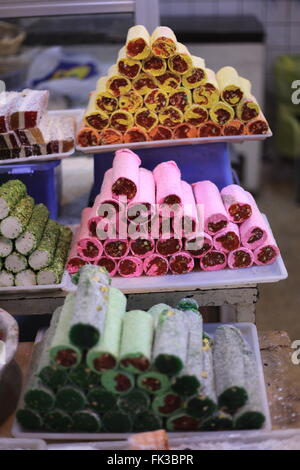Traditionelle kurdische Süßigkeiten auf Qaysari Basar, Erbil, Irak ...