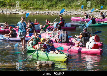 Kanu-Kajak und Kanufahrer Pont d ' Arc Stein Naturstein Bogen Ardeche ...