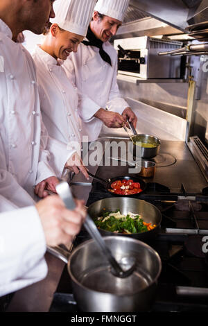 Koch im Restaurantküche Stockfoto, Bild: 54417599 - Alamy