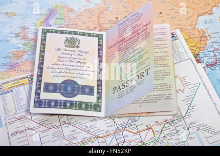 Britischen pass auf einer Weltkarte, konzeptionelle Bild. Dieser Paß ...