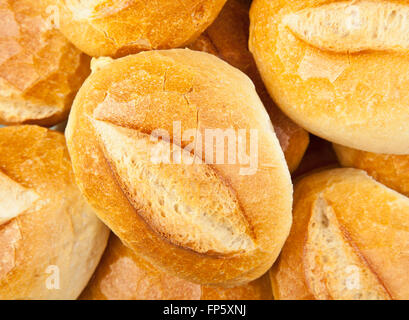 Viel frisches deutsches Brot Brötchen auf weißem Hintergrund in einer ...