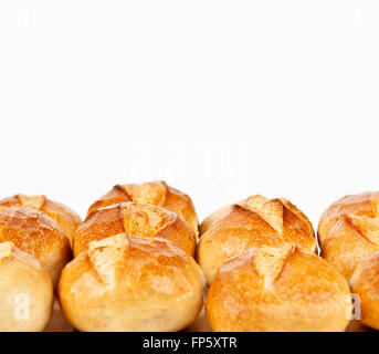 Viel frisches deutsches Brot Brötchen auf weißem Hintergrund in einer ...