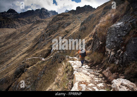 Wanderung auf der alten Inka Trail gepflasterten Weg nach Machu Picchu ...
