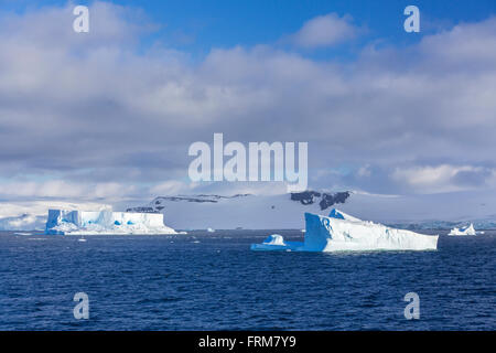 Eisberge und Berge auf King George Island, Süd-Shetland-Inseln in der ...