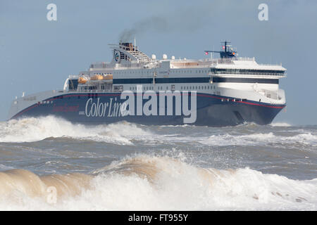 Eine Fähre der Color Line SuperSpeed-Klasse kommt bei Hirtshals aus ...