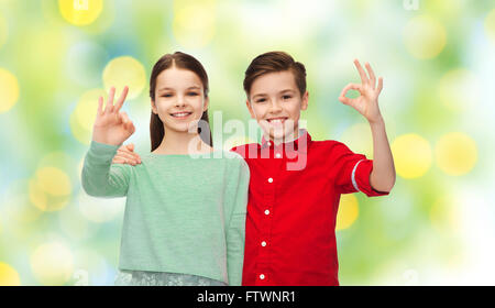 fröhlicher Junge und Mädchen zeigen ok Handzeichen Stockfotografie - Alamy
