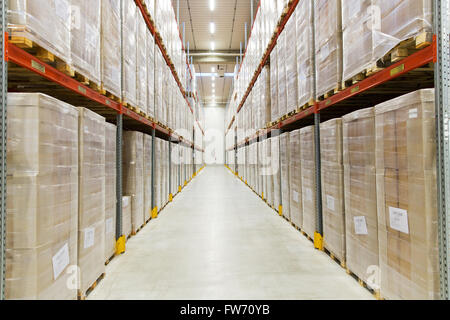 Moderne Lagerregale mit Stapel von Kartons Stockfotografie - Alamy