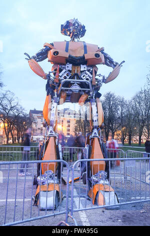 ZAGREB, Kroatien - 27. März 2016: Menschen besuchen Ausstellung in der ...