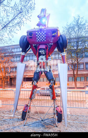 ZAGREB, Kroatien - 27. März 2016: Menschen besuchen Ausstellung in der ...