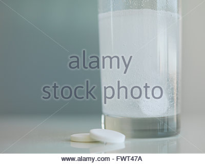 Brausetablette auflösen in Wasser auf grünem Hintergrund ...