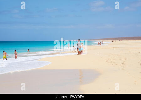 Touristen auf Praia de Lacacao Strand Boa Vista Kapverden Afrika ...