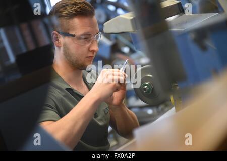 Tuttlingen, Deutschland. 8. April 2016. Ein Mechaniker hält eine ...