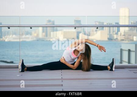 Junges Mädchen macht den Spagat auf dem Sand am Strand Stockfoto, Bild ...
