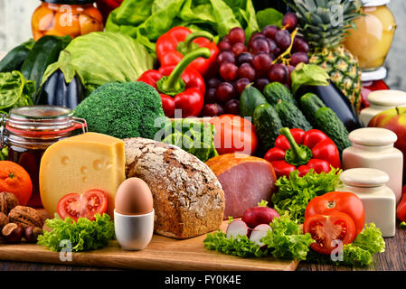 Vielzahl von Bio-Lebensmitteln einschließlich Gemüse Obst Brot Milch ...