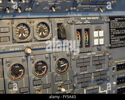 Jet Flugzeug Cockpit-Ausrüstung mit verschiedenen Indikatoren, Knöpfe ...