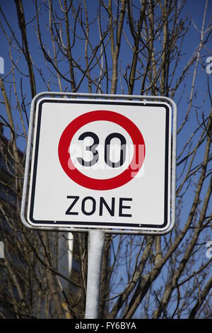Schild Tempo 30 Zone, Einfamilienhaus in den Hintergrund, die ...