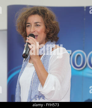 Sängerin Isabel Varell und Fernsehmoderatorin Birgit Schrowange nach ...