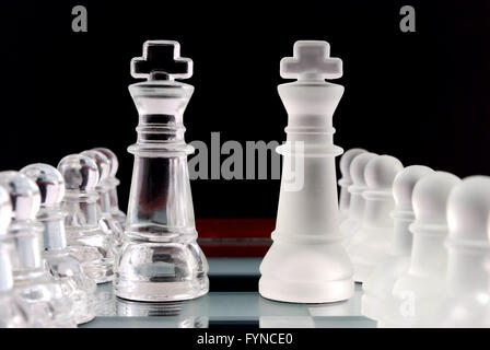 Eine beleuchtete Glas-Schachspiel Stockfotografie - Alamy