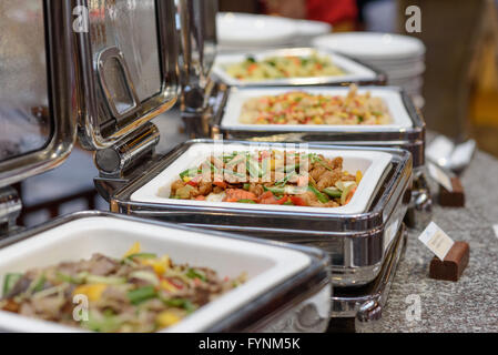warmes Buffet Essen in einem geschäftigen chinesischen Restaurant ...