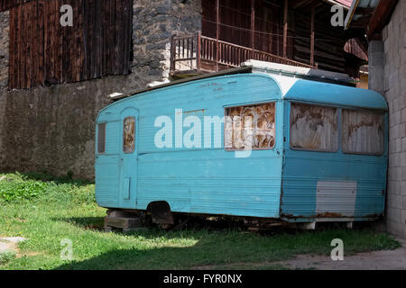 Einen alten Wohnwagen stehen auf dem Feld bei Sonnenaufgang (Standort ...