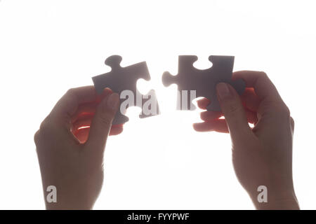 Zwei Puzzlestücke passen zusammen Stockfotografie - Alamy