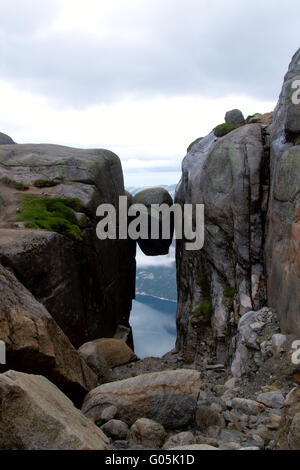 Kjeragbolten Norwegen die größte Stein zwischen 2 Felsen Kjerag ...