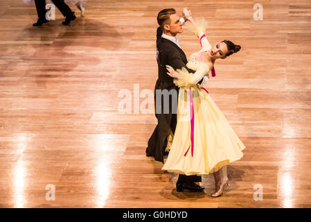 Tänzer in der tanzenden Eroberung langsamen Walzer tanzen Stockfoto ...