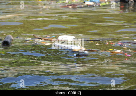 Fluss verunreinigt durch giftige chemische Abfälle in der Nähe von ...