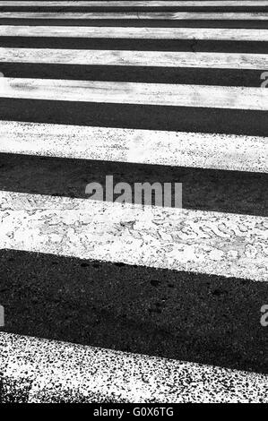 Schwarz / weiß Zebrastreifen auf Stadtstraße Stockfotografie - Alamy