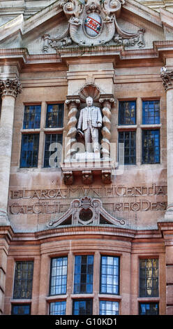 Die Statue des Cecil John Rhodes über dem Haupteingang zu Oriel College auf High Street, Oxford ...