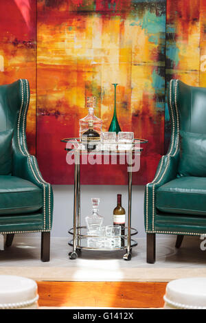 Alkohol-Decanter, Flasche Chambord Likör, Rotwein und Gläser auf einem ...