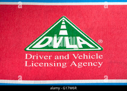 Die DVLA Logo auf eine Informationsbroschüre. DVLA steht für den Fahrer ...