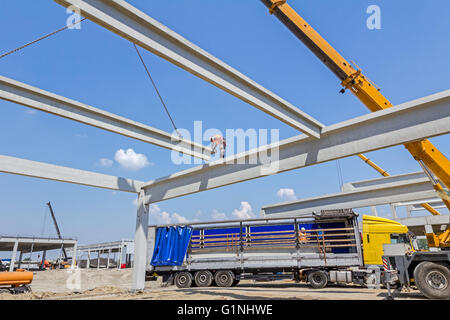 Mobiler Kran ist Carry Beton Unterzug zu Versammlung Gebäude, Höhe sind ...