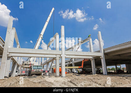 Mobiler Kran ist in Betrieb und Arbeiter ist Montage Beton Unterzug in ...
