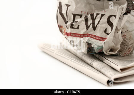 Zeitung-Kugel auf einem weißen Hintergrund isoliert Stockfoto, Bild ...