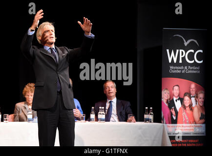 Richard Drax MP spricht bei einer Debatte über Europa mit Nigel Farage ...