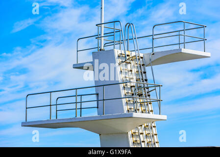Konkrete Sprungturm auf ein öffentliches Freibad Stockfoto, Bild ...