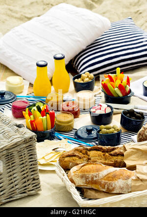 Picknick-Korb und Gerichte auf der Picknickdecke am Strand ...