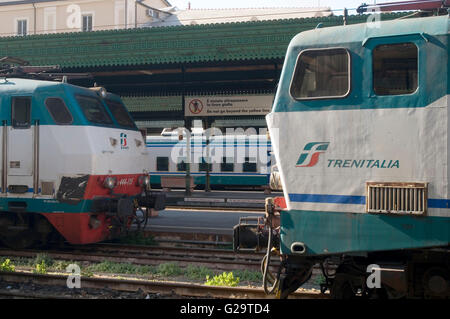 Italienische Eisenbahn Zug - "Trenitalia" - am Bahnhof Bologna Centrale ...