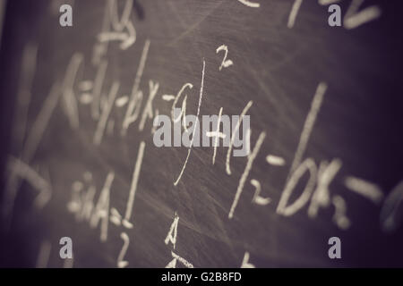 Mathe Formeln durch weiße Kreide auf die Tafel Hintergrund geschrieben ...