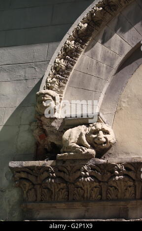 Externe Detail aus einer Kirche in Florenz, Italien. Mauerwerk Reliefs ...