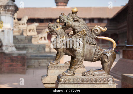 Nepal, Bhaktapur: Durbar-Platz, mit bronzenen Löwen, die Chayasilin ...