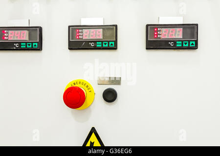 Elektrische Steuerung mit Panel hat eine digitale Temperaturanzeige mit ...