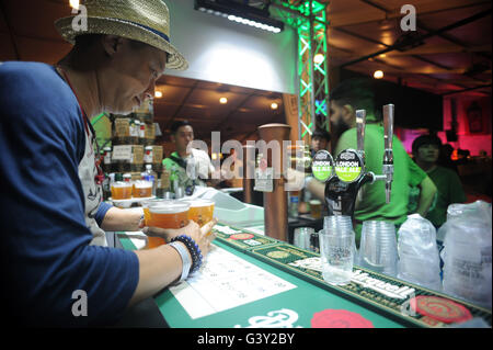 Singapur. 16. Juni 2016. Trinker genießen Sie Bier auf der Bierfest ...