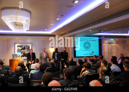 (L-R) Martin Offiah und Matthew Syed diskutieren das Verhalten von ...