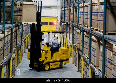 Laden den LKW. Gabelstapler Beladen eines Anhängers. Teil der Lager ...