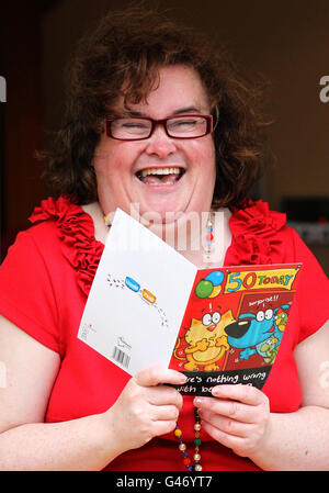 Sängerin Susan Boyle feiert heute mit einer Karte von Well Wisher in ...