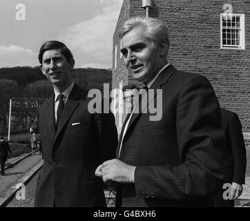 Prince Charles mit Dr. Edward Ellis am Aberystwyth University College ...